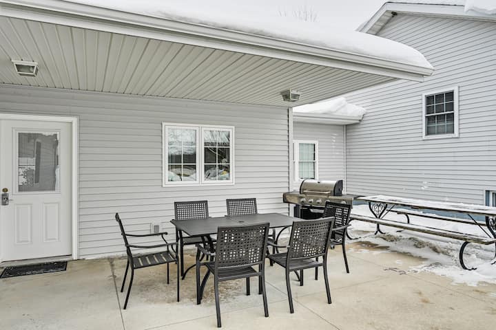 Patio & Grill! Quiet Country Stay Near Shipshewana - Topeka, IN