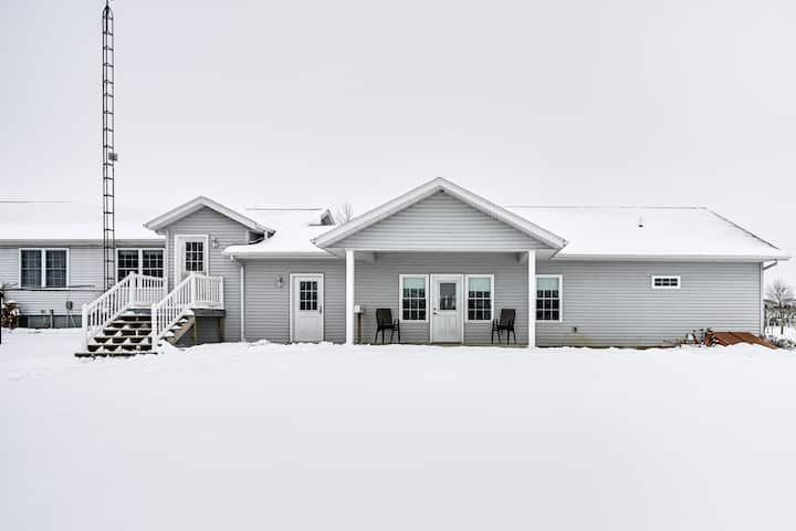 Amish Country Near Shipshewana: Patio & Grill! - Syracuse Beach