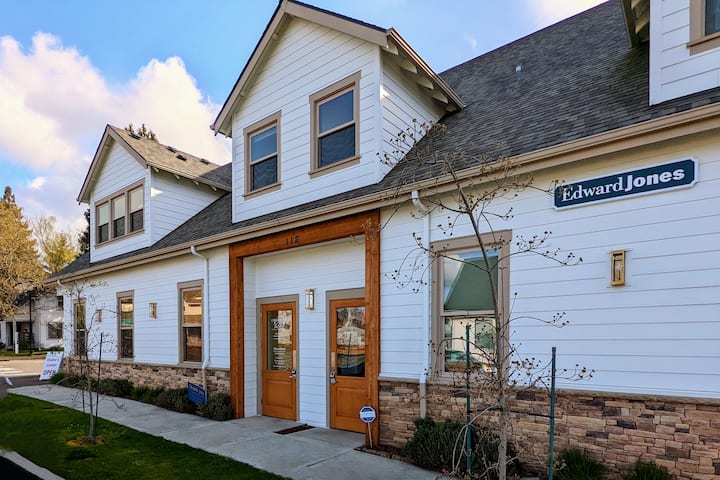 Dog-friendly, Sophisticated, & Chic Designer Suite - Newberg, OR