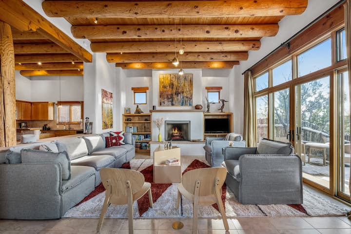 Gorgeous Views, Art & Kiva Fireplaces - Lake Katherine, NM