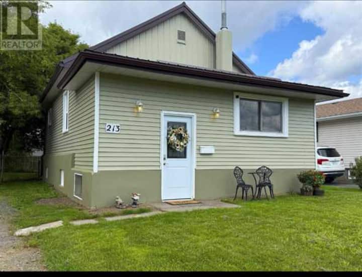 Cute And Cozy 2 Bedroom Main Floor Apartment - Thunder Bay