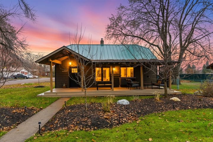 Glacier Natl Park Cottage, Separate Home Office - Columbia Falls, MT