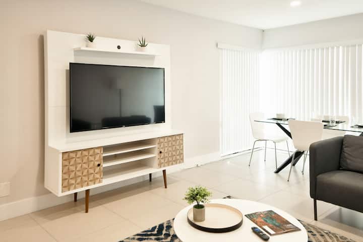 Near Las Olas Beach + Full Kitchen. Pool. Parking. - Dania Beach, FL