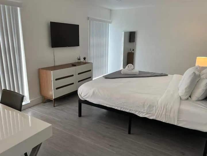 Near Las Olas & Beach | River Views + Full Kitchen - Fort Lauderdale, FL