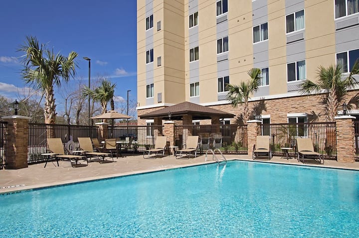 Studio W/ Full Kitchen + Free Breakfast & Pool - Houston, TX