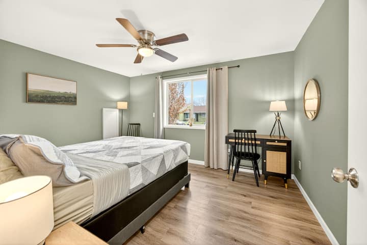 Quiet Pet-friendly 3br Near Airport | Firepit - 메드퍼드