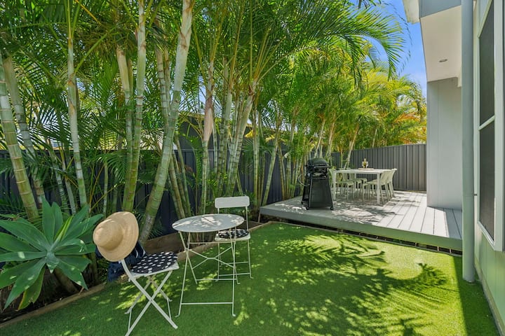 The Cheeky Palm - Beachy, Enjoy A Cheeky Cocktail! - Red Rock