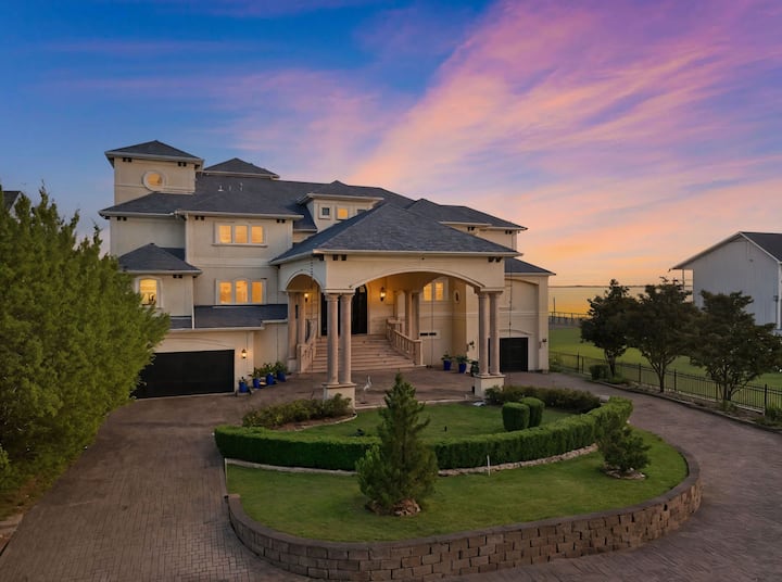 Waterfront Mansion Estate W/ Pool & Hot Tub! - Seabrook, TX