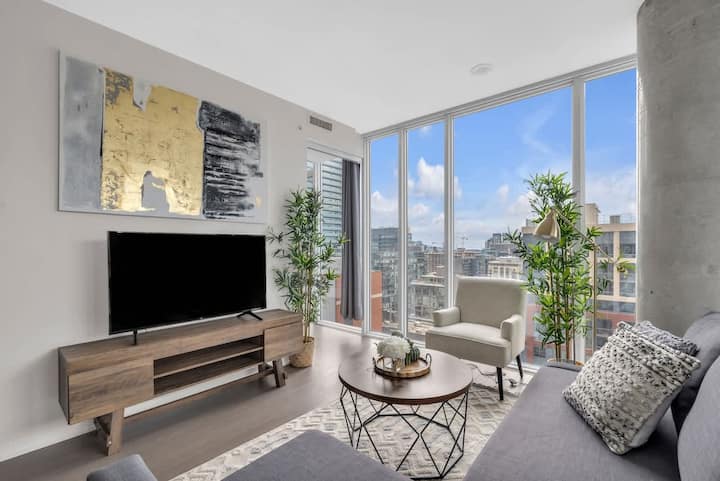Stay Where The City Comes Alive + 1 Free Parking - Toronto