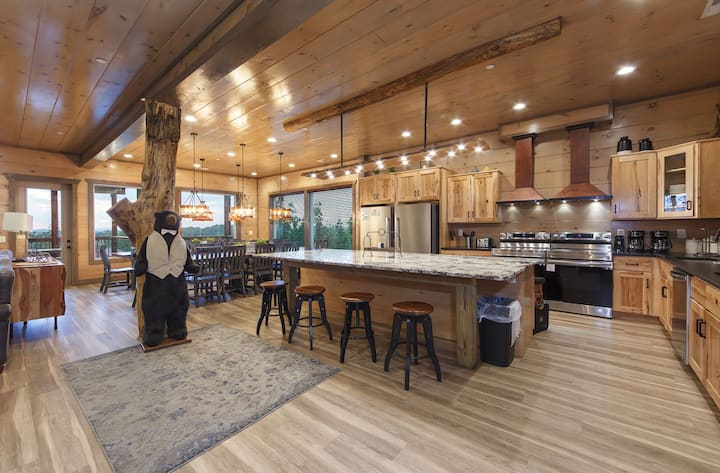 Woodland Trek Retreat ~ Pool ~ Large Group ~ Games - Sevierville, TN