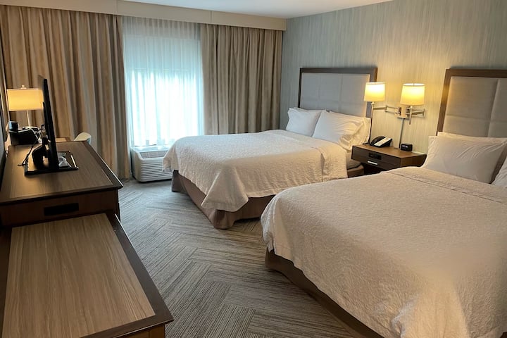 2 Queens | Chateau Fredericton | Free Breakfast - Fredericton