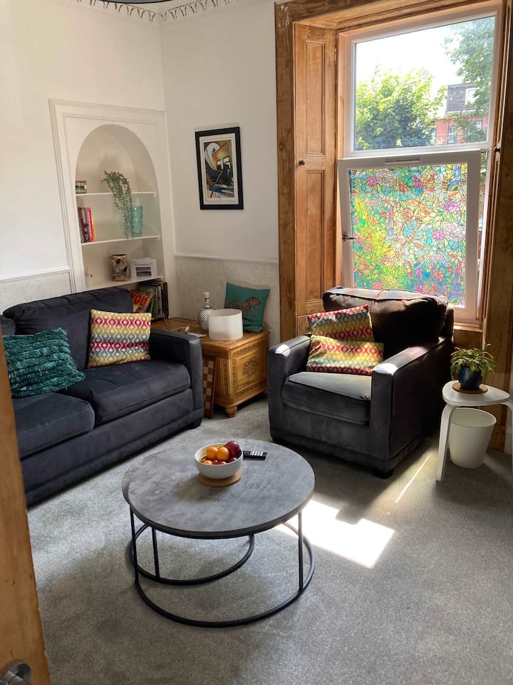 The Bonnie Stay Garden Apartment - Largs