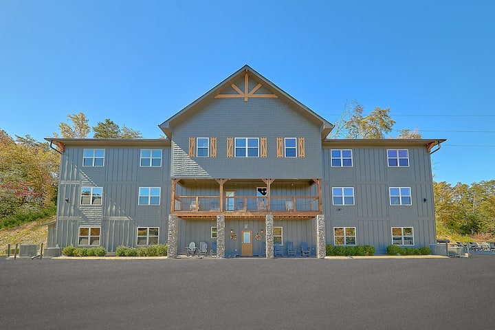 "Rocky Top Lodge" 25 Bedroom Cabin - Pigeon Forge, TN