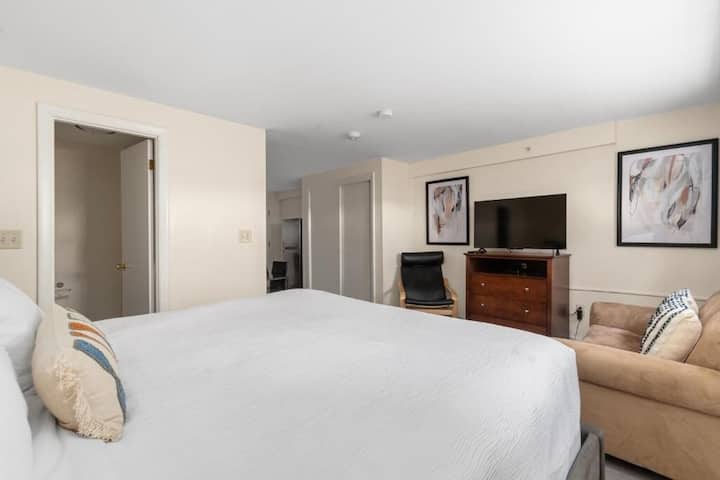 Urban Retreat | W/ Kitchen + Park Free & Easy - Hamilton, MA