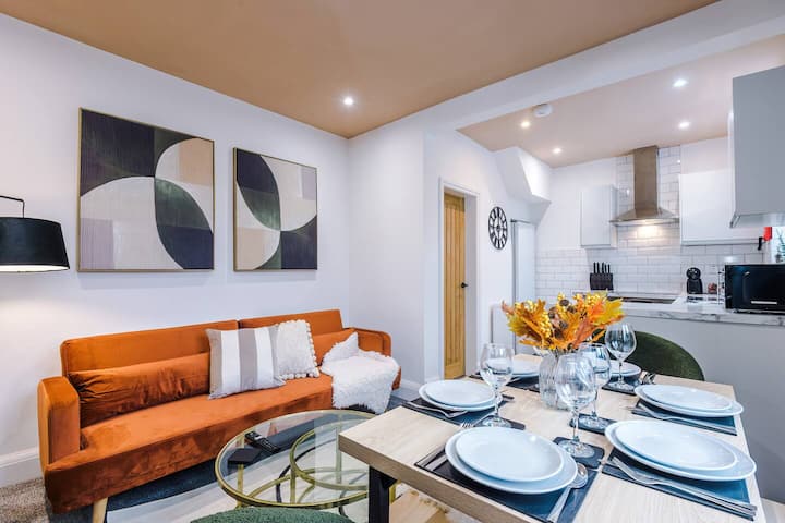 8min To Metrolink | 20 Min To Etihad & Co-op Live - Oldham