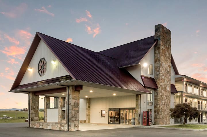 Functional Room For Business Or Family Travel - Dandridge, TN