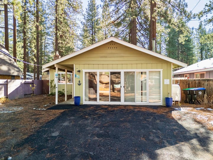 Tahoe Beachy Cabin 3 Bedrooms-hot Tub-fenced Yard, - South Lake Tahoe, CA