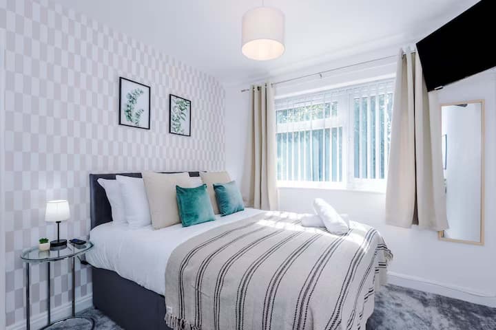 8min To Metrolink | 10min To Etihad & Co-op Live - Oldham