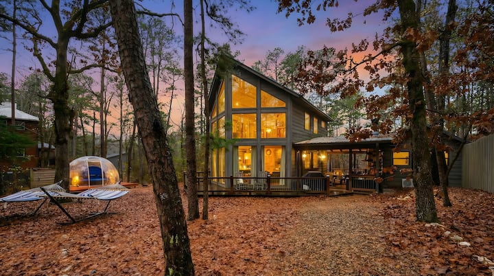 Retro Retreat Getaway • Forest, Sauna & Hot Tub - United States