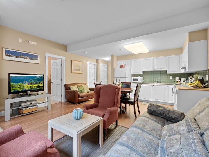 Spacious 2br Suite Near White Rock Pier - Sleeps 5 - White Rock