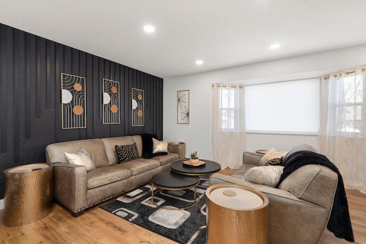 Luxe & Large 4br/3ba • Sleeps 8 • Gameroom Firepit - Littleton, CO