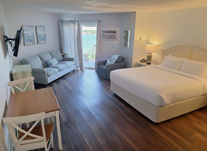 Renovated King Studio W/ Kitchenette & Bay Walkout - Traverse City, MI