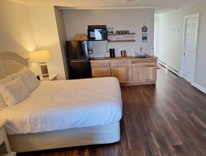 Renovated King Studio • Kitchenette • Bay Walkout - Traverse City, MI