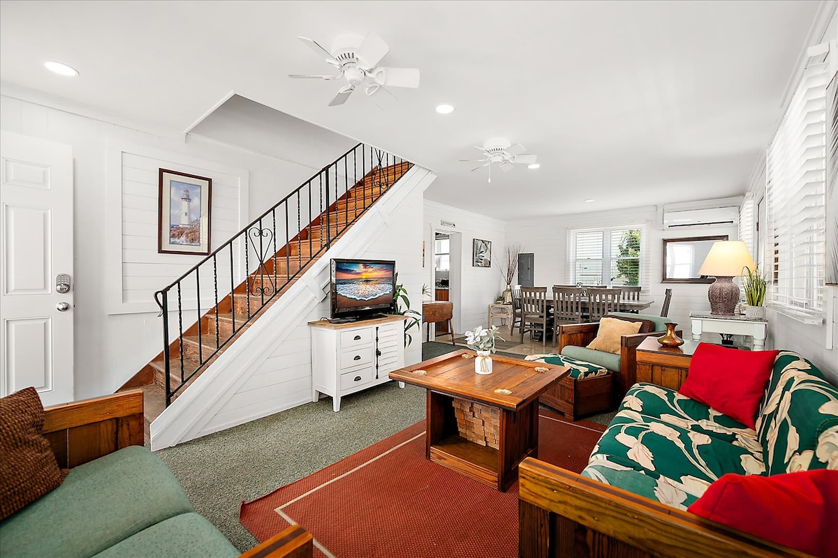 Classic OC Oceanside Cottage with a Prime Location - Houses for Rent in ...