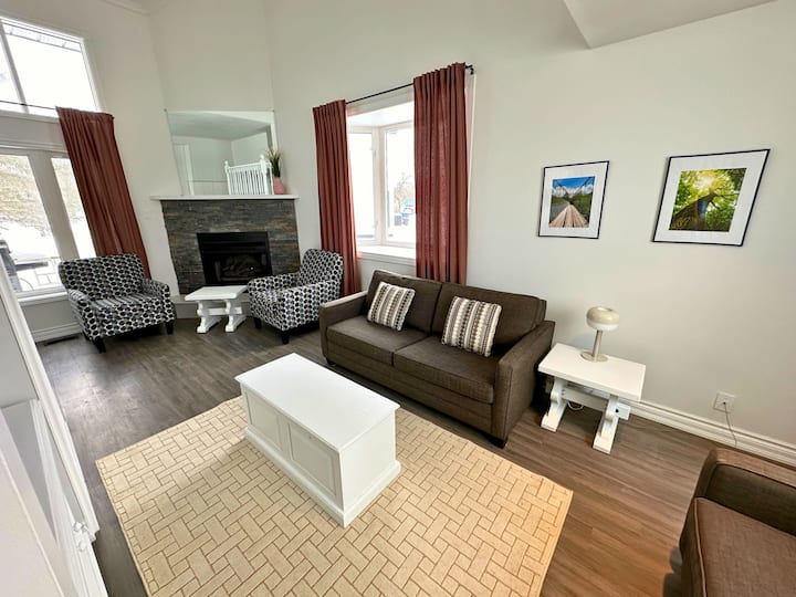 Townhomes On Trafalgar Rd W/outdoor Pool Access - Collingwood