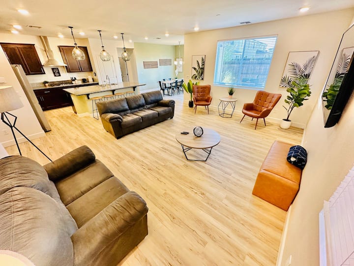 11 Beds/ Sleeps 16 /8 Tvs /2 Kitchens - Lodi, CA