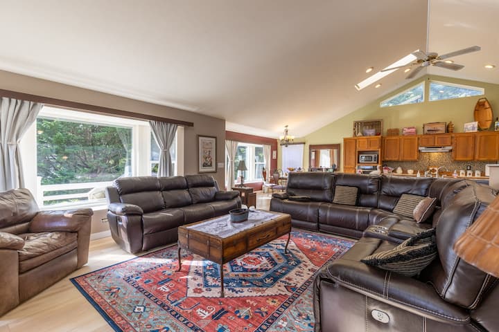 Siuslaw River Home | Pet Friendly | Beach | Casino - Three Rivers Casino Resort