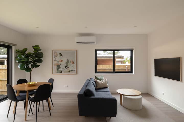 2bd | Sunlit Urban Retreat | Noble Park - Dandenong
