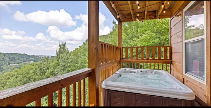 $120 A Night Cozy Cabin + Hot Tub + Views - Gatlinburg, TN