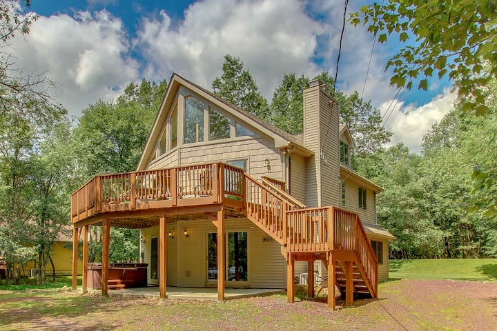 5br Chalet: Hot Tub, Game Room & Lake Access - Albrightsville, PA