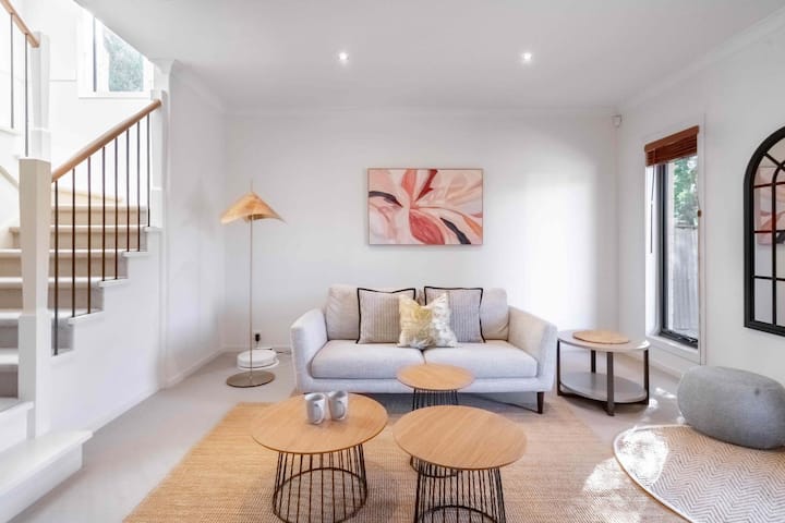 Contemporary Family Living At 4 Seafarer Way - Point Cook