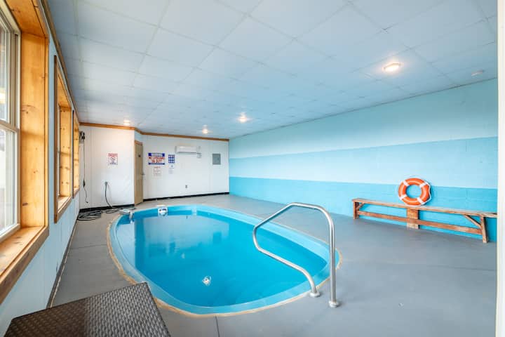 *Private 4bd Pool Retreat | Games, Hot Tub, Views* - Sevierville, TN