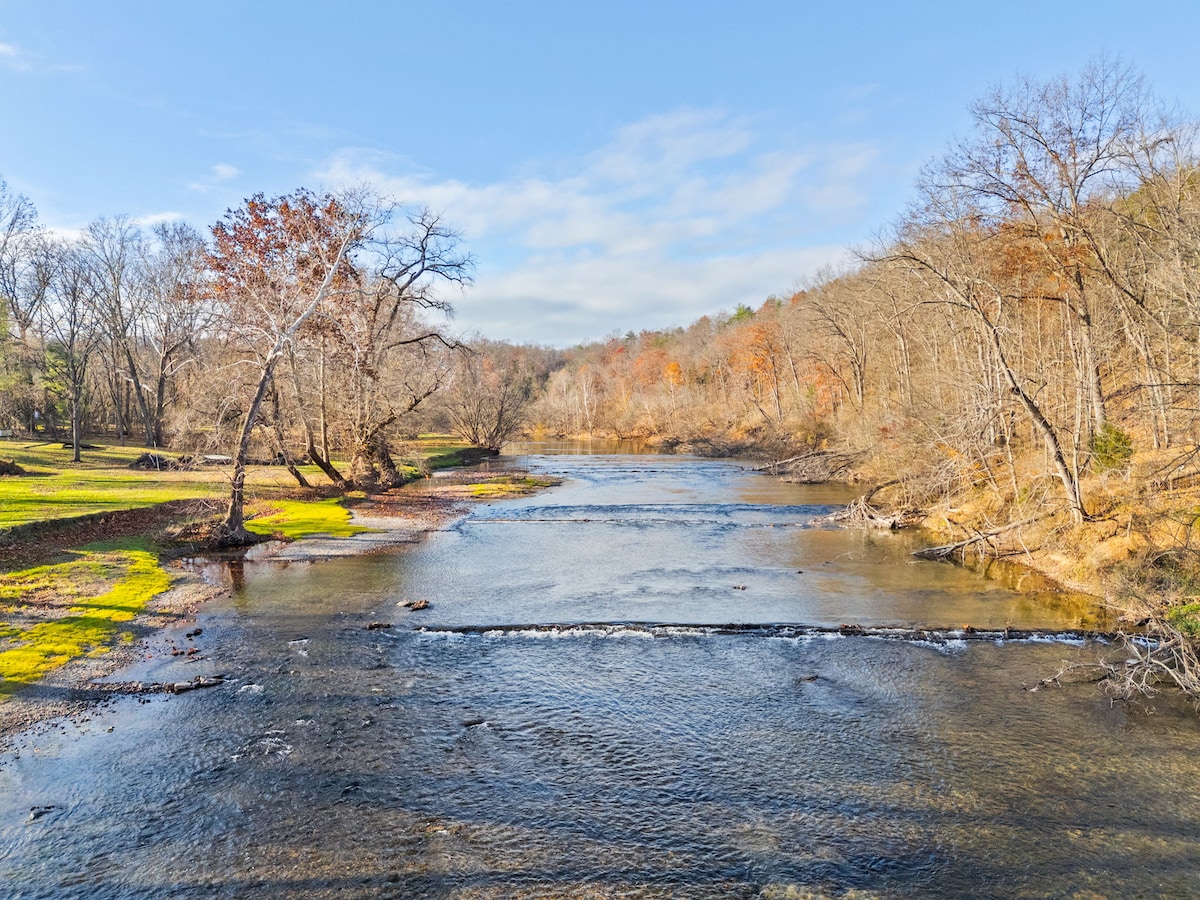 Spacious cabin w/river access & hot tub - Cabins for Rent in Maurertown ...