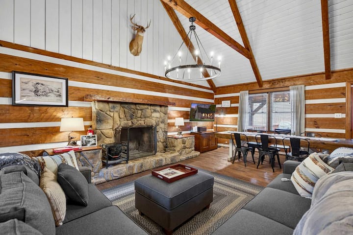 Riverfront W Hot Tub, Game Room, Fire Pit & More - Strasburg, VA