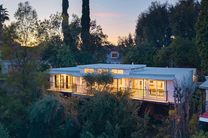 Deck, Views & Games Near Topanga Trail - Los Angeles, CA