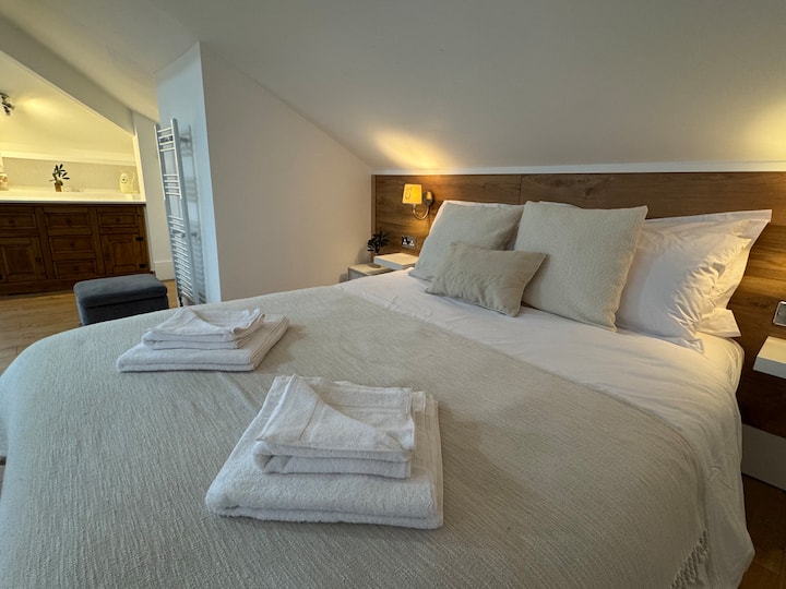 Charming 4bdr Spacious Sheffield Home With Parking - Sheffield, UK