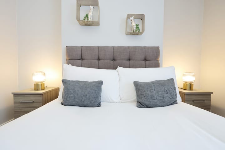 3br Home • 2 Bath • Work & Group Stays - Swansea, UK