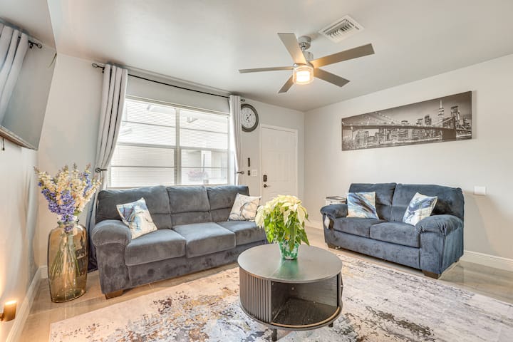 Walk To Shops, Dining & Casino: Dania Beach Home - Dania Beach, FL