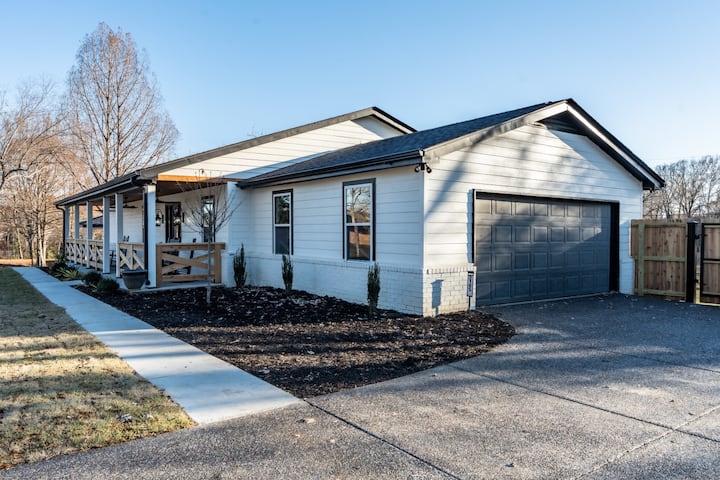 7 Bedroom Lakeside Estate Pond Gazebo Games - Southaven, MS