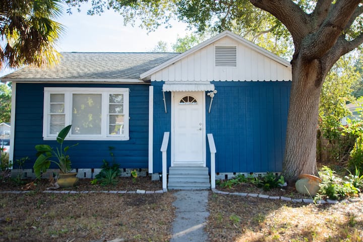 North St Pete 2/1 Home With Fenced Yard & Laundry - St. Petersburg, FL