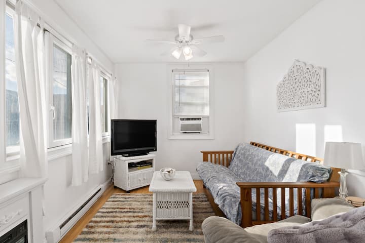 Discounted* Beach Side Cottage Narragansett - Narragansett, RI