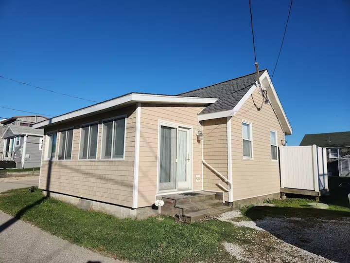 Beach Side Cottage In Narragansett - Narragansett, RI