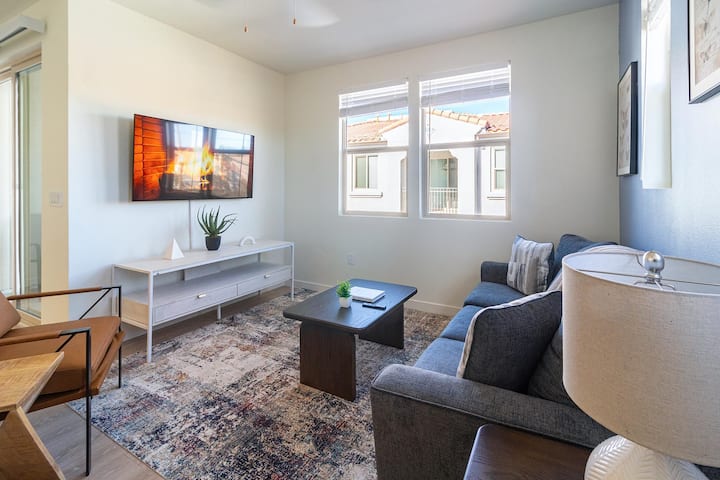 Landing | Modern 2bd, Gym, Game Room - Murrieta, CA