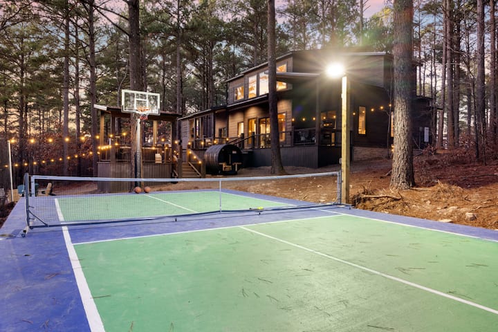 New! Pickleball, Sauna, Hot Tub, Family Retreat - United States