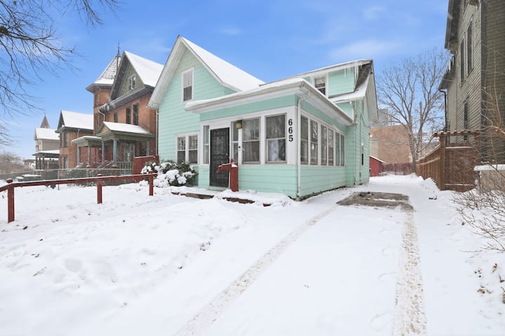 The Mint Manor | Cozy 4br Near Downtown St Paul - Saint Paul, MN