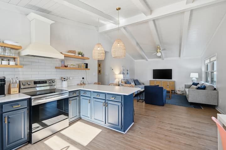 Cozy Coastal Stay Near Oak Island Beaches - Oak Island, NC